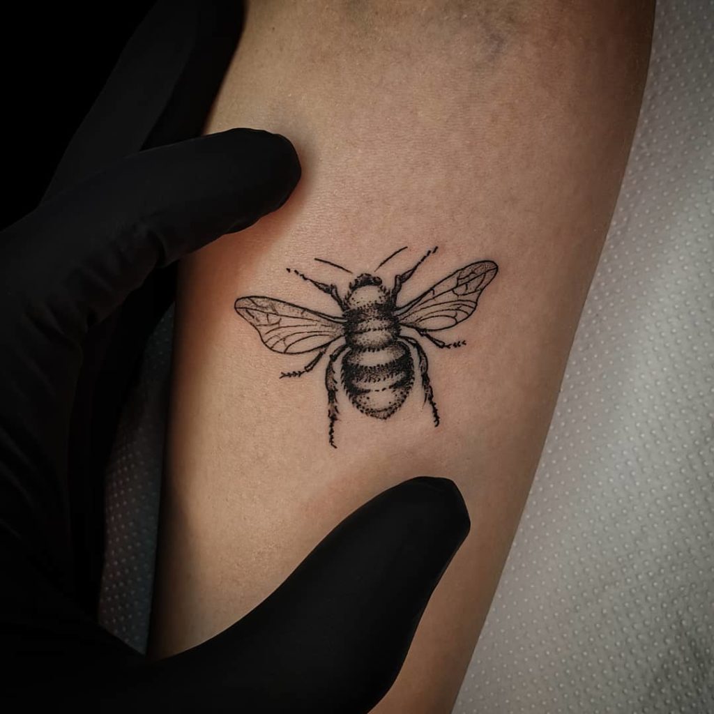 A wee wee bumble bee. ⋆ Studio XIII Gallery