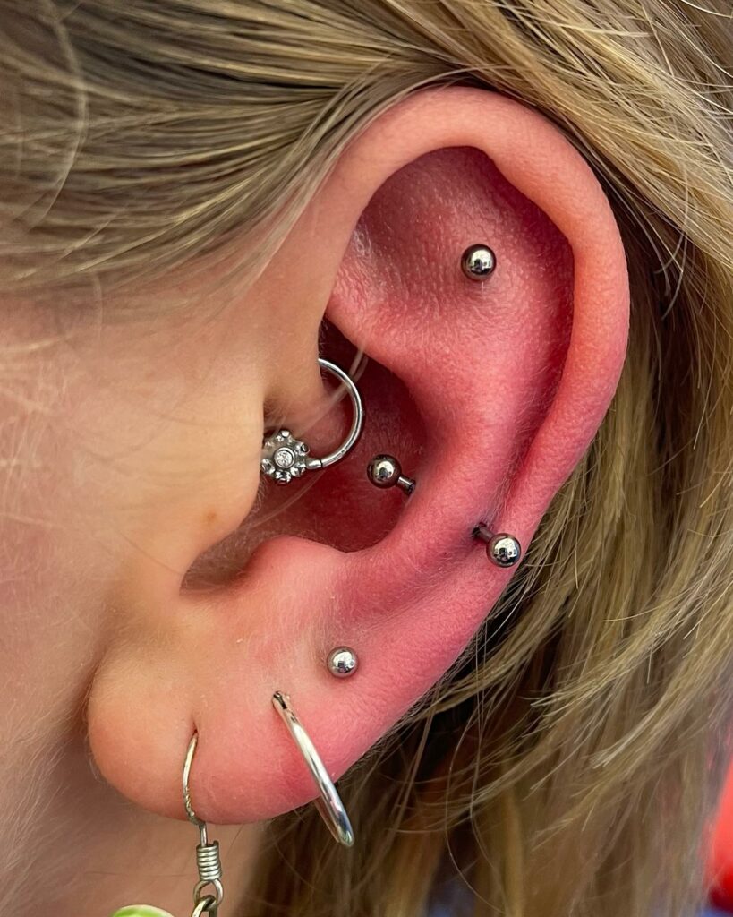 Snug for Rebecca, next to a healing flat piercing also by me 🩷 Thank ...