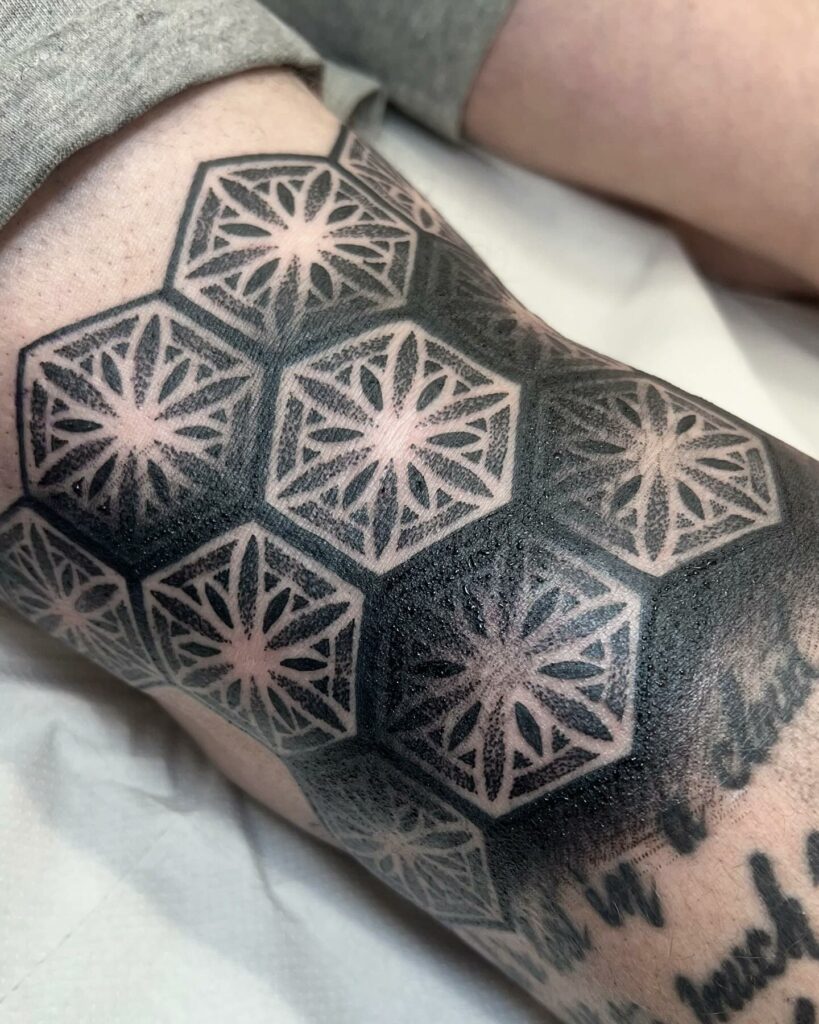 Hexagon pattern in super spicy placement 💪🏻 Done at studioxiiigallery ...